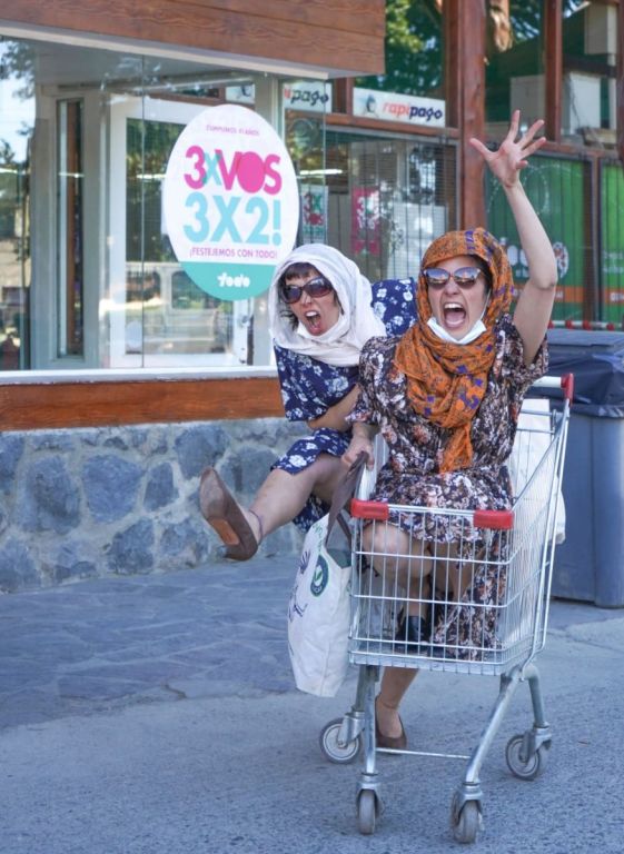 Las Pascualas, el dúo que imprime saracatunga al teatro barilochense ...