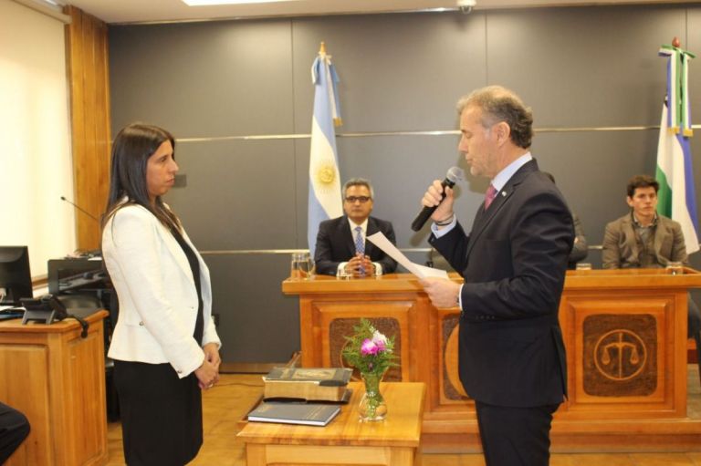 Cuatro fiscales adjuntos y una defensora adjunta prestaron juramento ...