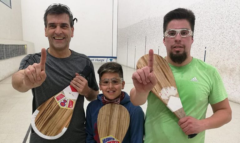 Hubo pelota a paleta de primer nivel en el Club Nahuel Huapi | Diario ...