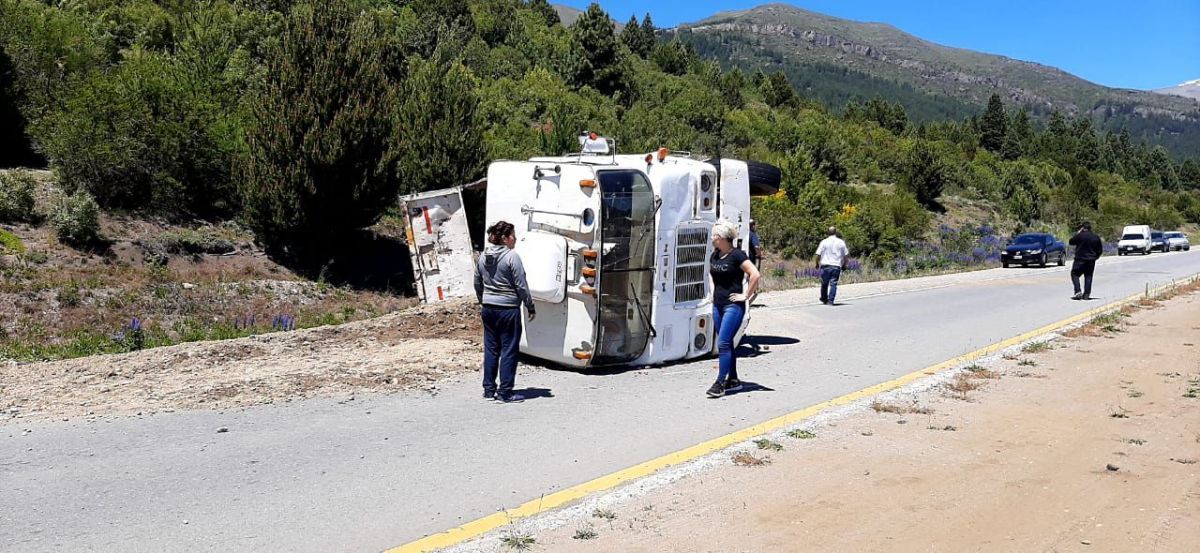 Un camión cargado con ripio volcó en Circunvalación | Diario El ...