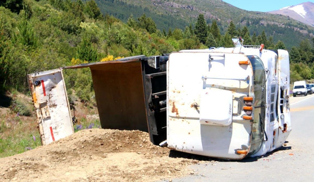 Un camión cargado con ripio volcó en Circunvalación | Diario El ...