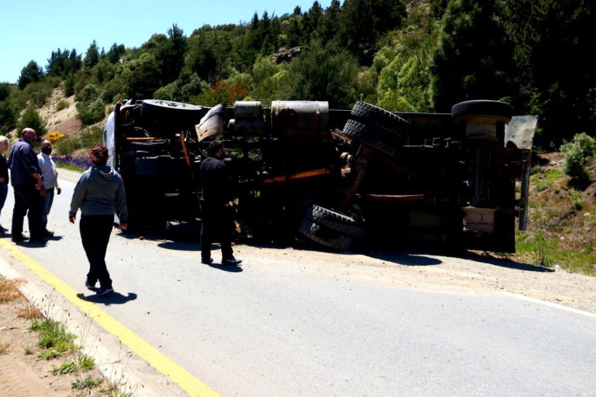 Un camión cargado con ripio volcó en Circunvalación | Diario El ...